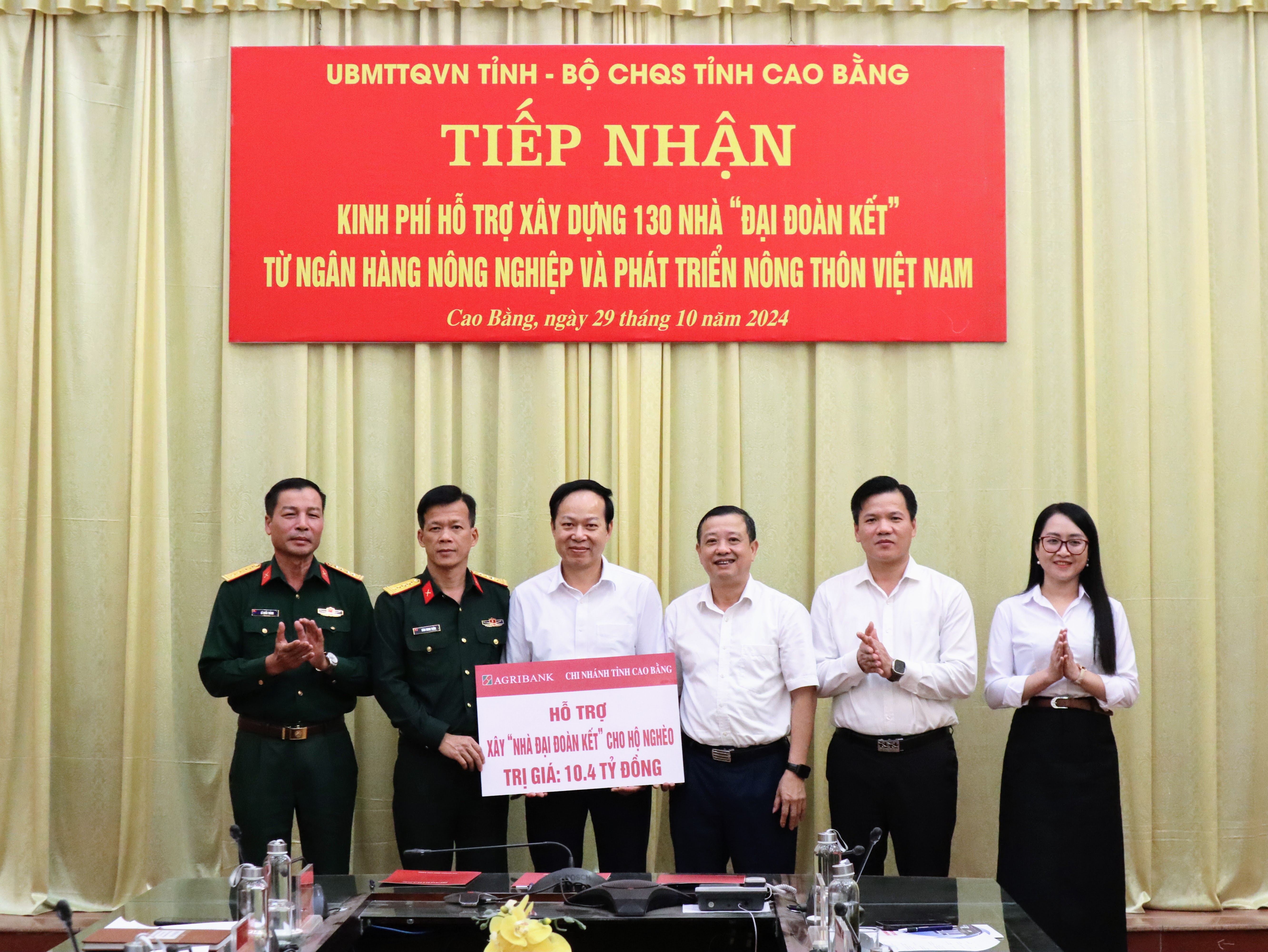 Agrbank chi nhánh tỉnh Cao bằng trao 10,4 tỷ đồng hỗ trợ xây nhà "Đại đoàn kết" cho hộ nghèo, hộ ...